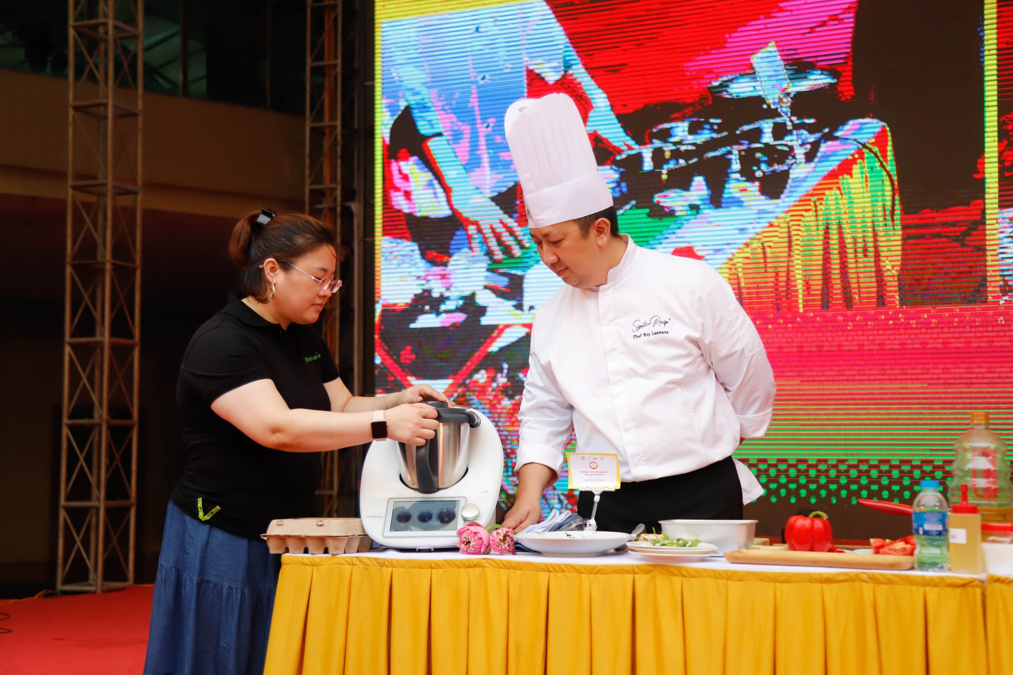 ĐẦU BẾP NỔI TIẾNG THẾ GIỚI BẤT NGỜ DÙNG THERMOMIX CHẾ BIẾN MÓN TRỨNG ...